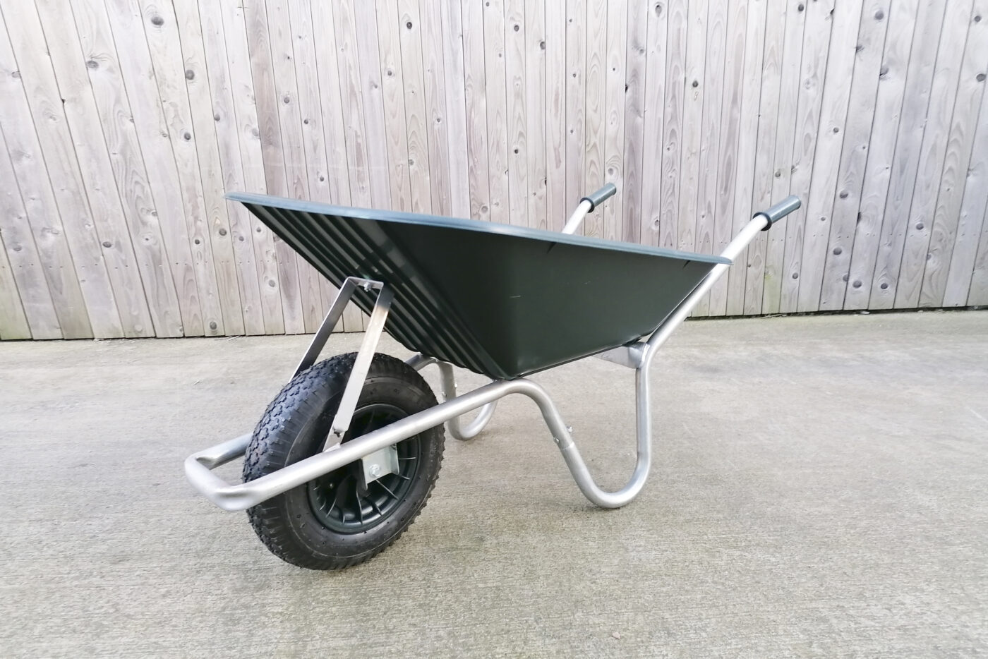 Wheelbarrow : 100L Capacity - Sheds Direct Ireland
